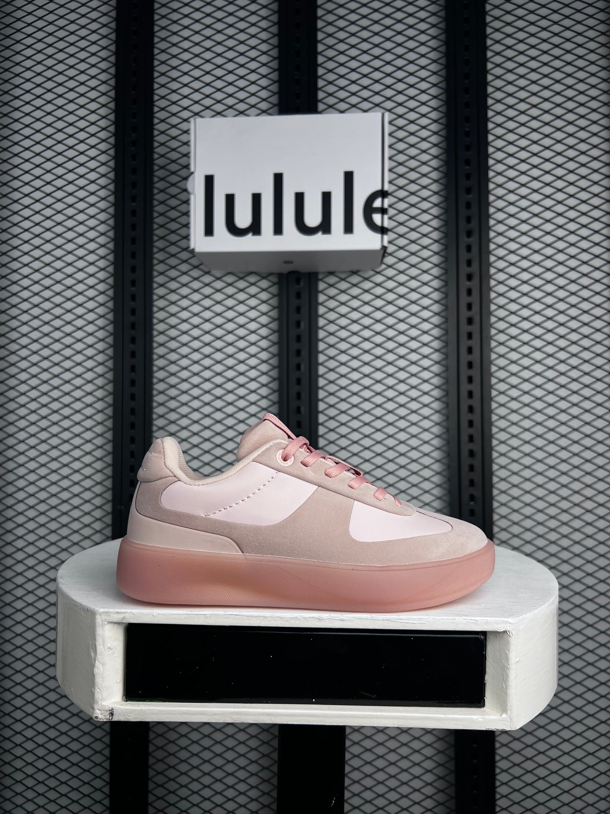 Ladies Luxury Sneaker – Marathon Club